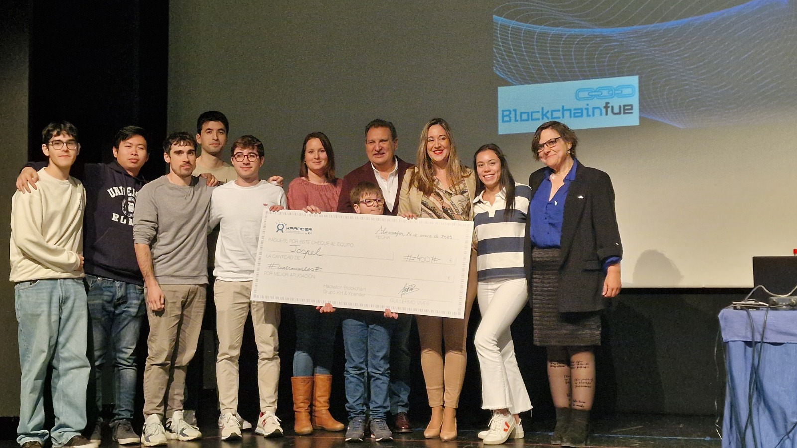 Un grupo de alumnos de Florida Universitària desarrollan la ‘Mejor App’ en el Hackaton ...